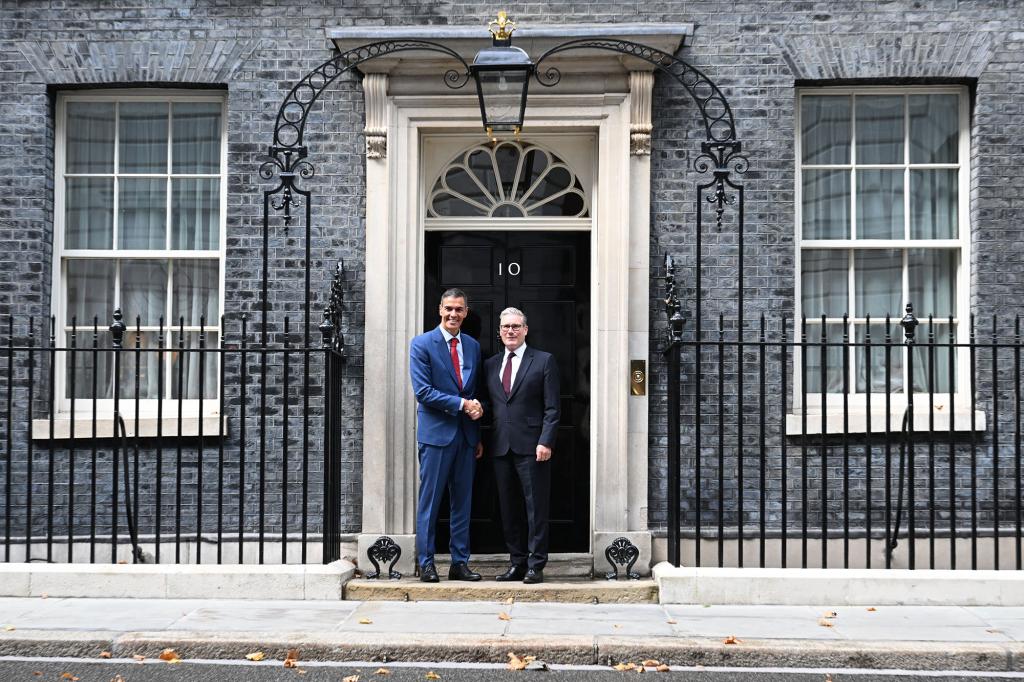 Pedro Sánchez and Keir Starmer meet to sign deal to bolster post-Brexit ...