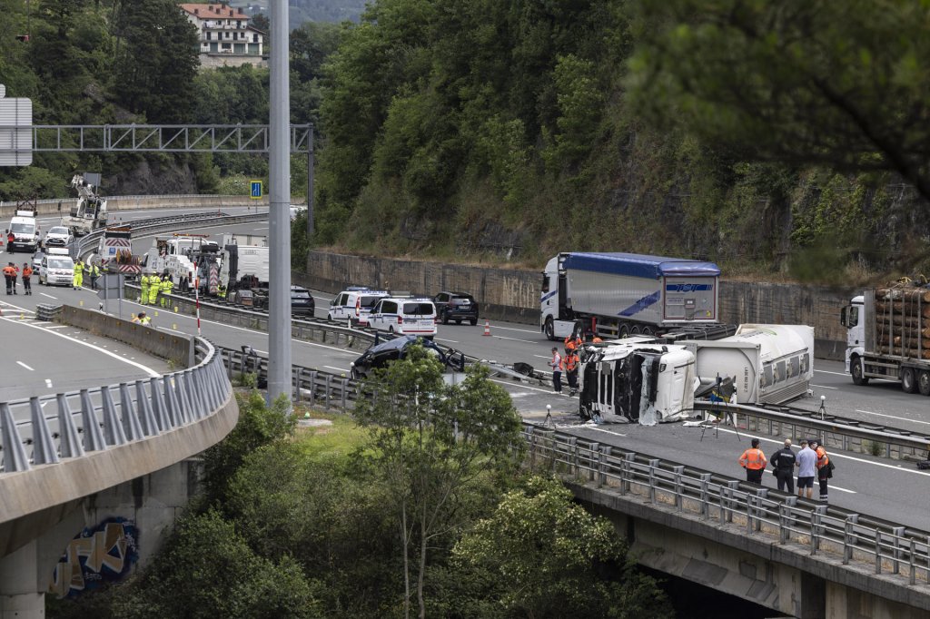 Five Navarra police officers killed in collision with tanker lorry in ...